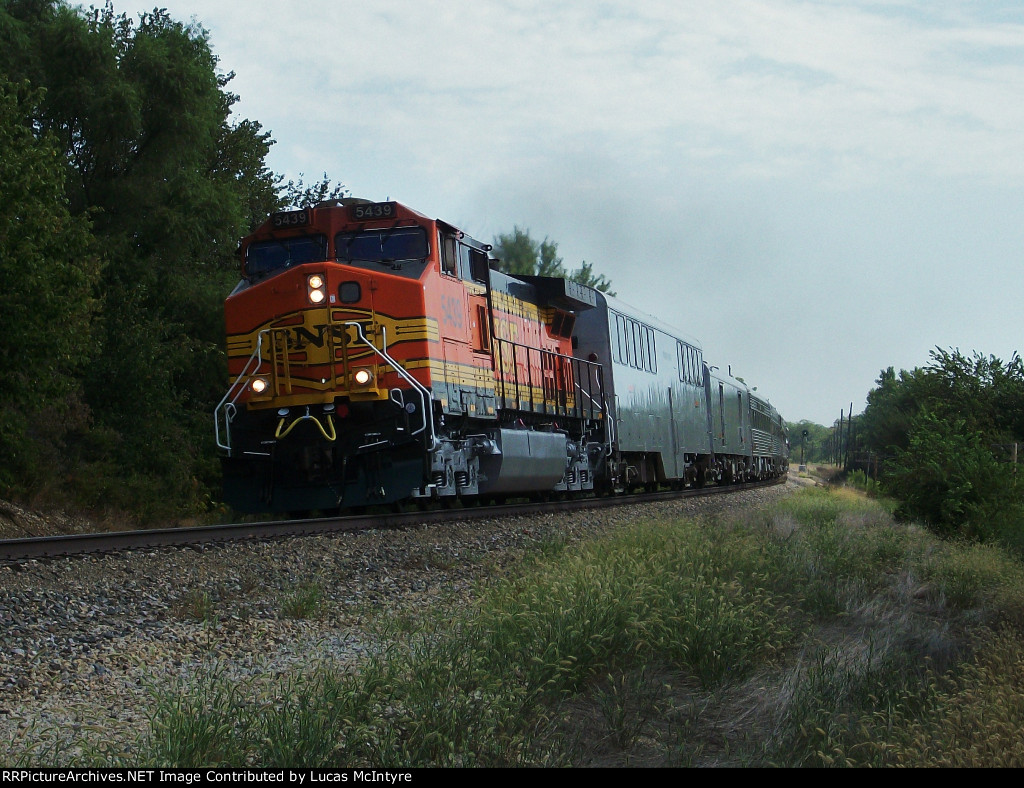 BNSF 5439 westbound BNSF officers train